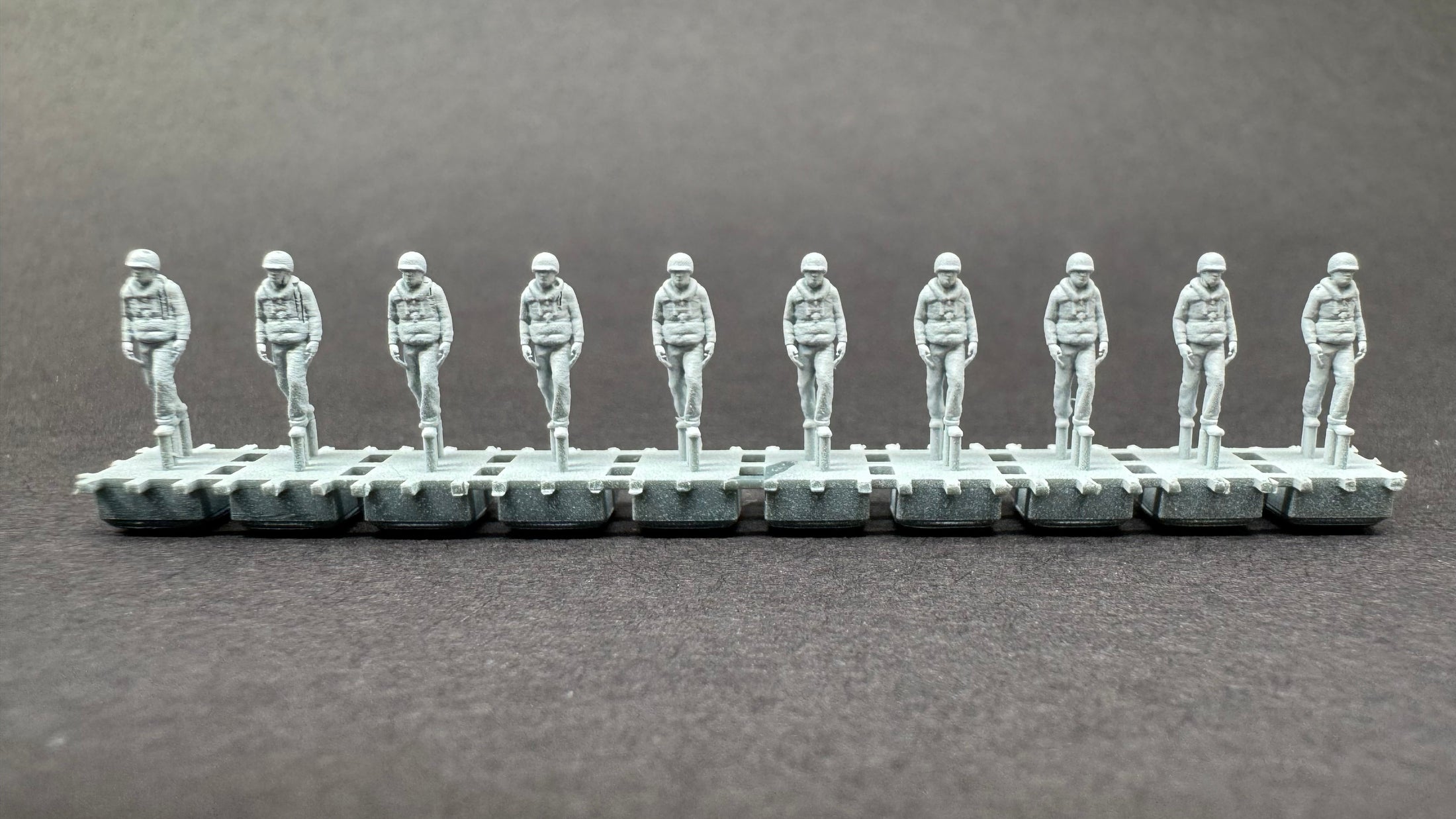 1/200 Scale USN Officers and Gunners Set – The Midwest Model Shop